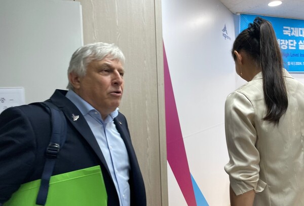 FISU 에릭 생트롱 사무총장, "상쾌한 아침"에 이어 바로 "즐거운 오후"로 정정