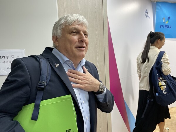 FISU 에릭 생트롱 사무총장, "상쾌한 아침"에 이어 바로 "즐거운 오후"로 정정